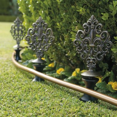 Fleur de Lis Hose Guide | Frontgate